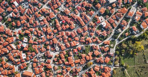 리조트 타운이나 마을의 전통적인 빨간 지붕 위의 공중 드론 보기 유럽의 부동산 및 여행 개념 사진 Unsplash의 옛 이미지