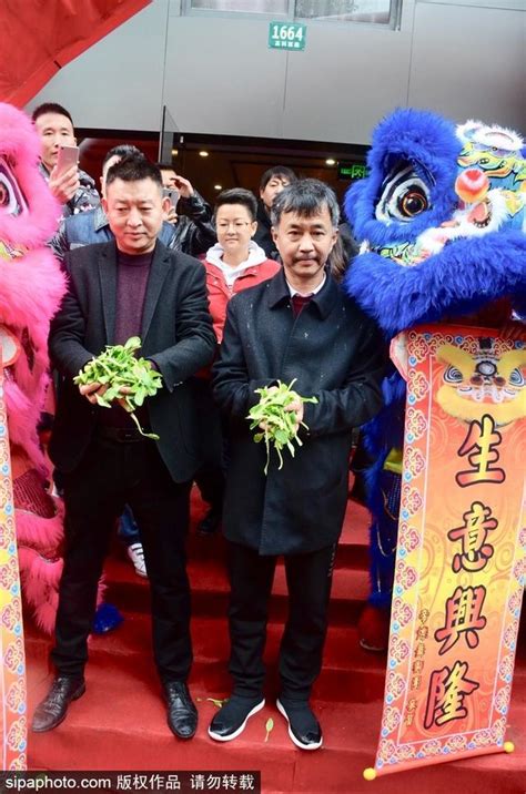 “流浪大师”沈巍现身剪彩 粉丝主播蜂拥而至新浪图片