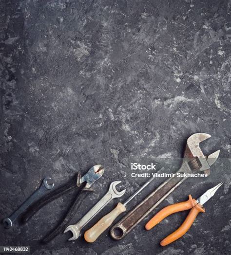 검은색 콘크리트 표면에 작업 공구의 공간을 복사 합니다 니 퍼 렌치 키 플라이어 스크루 드라이버 평면도 0명에 대한 스톡 사진 및 기타 이미지 Istock