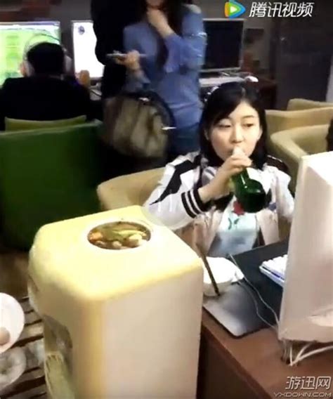 美女玩家在网吧游戏时抽烟 点烟瞬间真的“火”了！新浪游戏手机新浪网