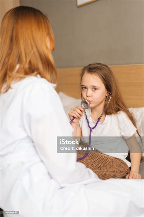 의료 진료소에서 소아과 의사를 방문하는 동안 침실에 침대에 누워있는 동안 청진기와 함께 노는 귀여운 아픈 어린 소녀 2명에 대한 스톡 사진 및 기타 이미지 Istock