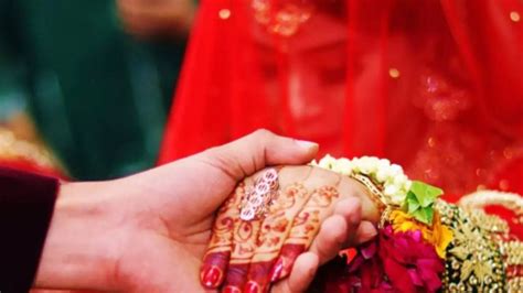 शौहर से 18 साल छोटी है पाकिस्तान के धाकड़ क्रिकेटर की बेगम