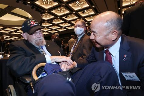한국전 참전용사와 이야기 나누는 정승조 한미동맹재단 회장