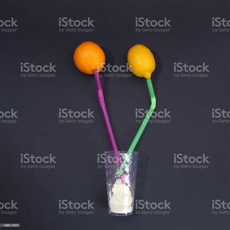 건강하고 영양가 있는 음식으로 가득 찬 생생한 노란색 그릇을 즐길 준비가 된 스튜디오 샷 최소한의 플랫 레이 구성 0명에 대한 스톡 사진 및 기타 이미지 Istock