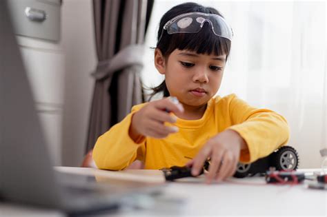 아시아 학생들은 집에서 Stem Steam 수학 공학 과학 기술 컴퓨터 코드 아이들을위한 로봇 공학 개념의 로봇 자동차 및 전자 보드 케이블 코딩을 배웁니다 4 5세에 대한