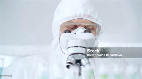 보호 장구를 착용한 전문 과학자가 실험실 환경에서 현미경을 사용하여 연구원을 클로즈업하고 있습니다 과학 및 의학 개념 Stem 주제에 대한 스톡 사진 및 기타 이미지