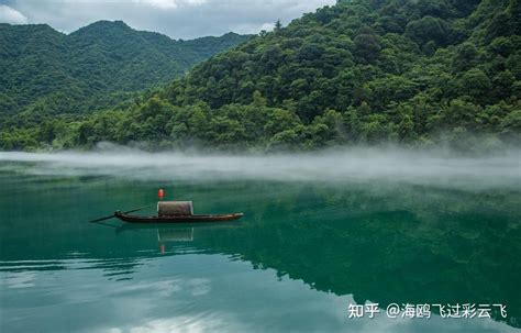 《云阳馆与韩绅宿别》 [唐] 司空曙 故人江海别，几度隔山川。 乍见翻疑梦，相悲各问年。 孤灯寒照雨，深竹暗浮烟。 更有明朝恨，离杯惜共传。 知乎