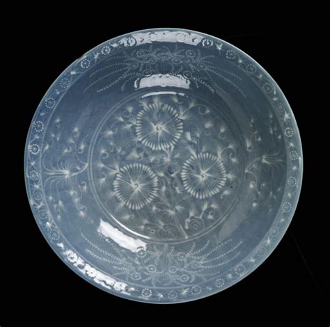 明 漳州窑蓝地白花花卉纹盘 英国V A博物馆藏 古玩图集网