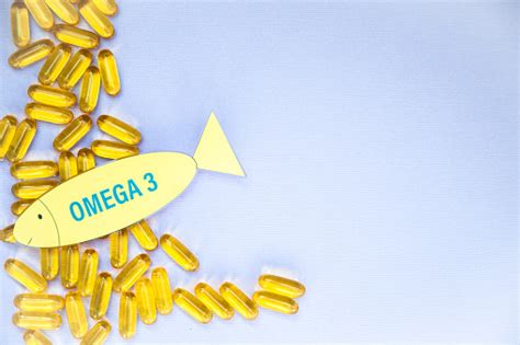 생선 기름 오메가 3 소프트 젤 캡슐 알 약 건강 한 제품 및 보충 개념 가까이 텍스트에 대 한 공간 플랫 레이 간 내부 기관에