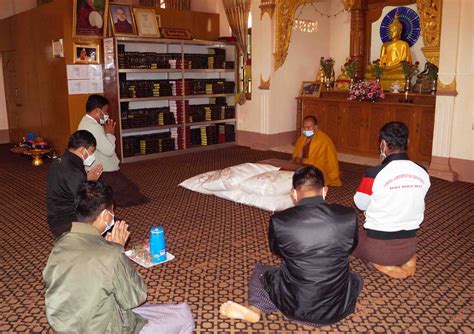 ဆီဆိုင်၌ ကိုရီးယားနိုင်ငံမှ လှူဒါန်းလာသည့် ဆန်အိတ်များကို ပရိယတ္တိစာသင်ကျောင်းတိုက်များသို့ ဆက