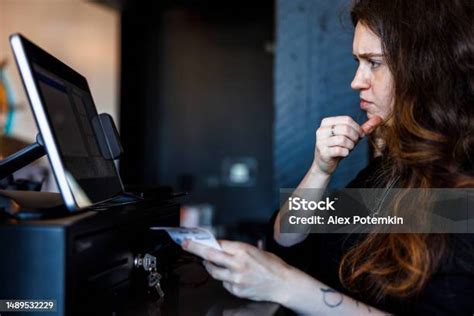 출납 챌린지 청구서 확인 카페에 있는 컴퓨터의 금전 등록기 현금화 프로그램에서 지불을 처리하는 사려 깊은 여성 웨이트리스