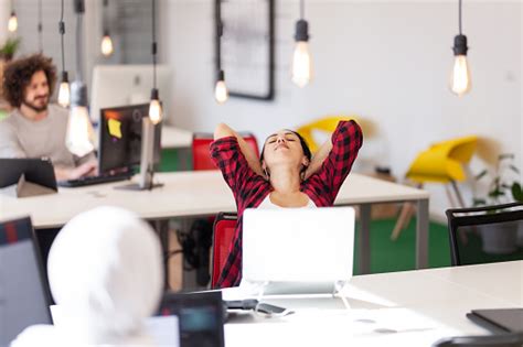 현대적인 사무실 공간에서 데스크톱 컴퓨터에서 작업하는 젊은 개인의 크리에이티브 팀 18 19세에 대한 스톡 사진 및 기타 이미지