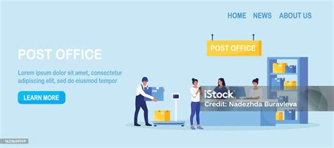 우체국 배달 사무실 우체국의 고객에게 소포를 주는 우체부 남자와 여자는 우편물 소포를 주는 노동자와 함께 리셉션 데스크에 줄을 서 있다 대응 배송 서비스우송료 서비스에 대한