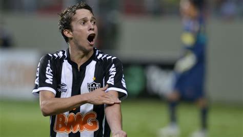 Mundo Positivo Ídolo Da Torcida E Do Clube Bernard Fala Sobre