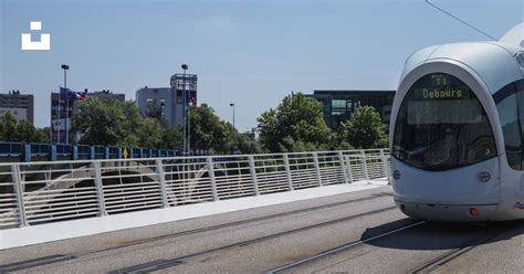 선로 위의 기차 사진 Unsplash의 무료 리옹 이미지