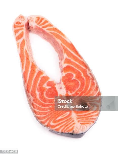 생선 조각을 슬라이스 흰 배경에 붉은 물고기의 스테이크 굽기에 대한 스톡 사진 및 기타 이미지 굽기 물고기 뼈 없는 부드러운 살 Istock