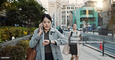 전화 시계 도시에 있는 일본인 사업가 도쿄 거리나 보도에서 늦게 출근합니다 약속 장소로 서두르는 젊은 전문직 사원의 스트레스 시간 및 일정 바쁜에 대한 스톡 사진 및 기타
