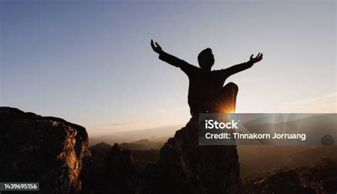 인간의 손의 실루엣은 손바닥을 위로 숭배합니다 성찬례 치료 가톨릭 부활절 사순절 마음 기도를 회개하도록 돕는 하느님을 축복합니다 기독교 종교 개념 배경 하나님을 위한 싸움과