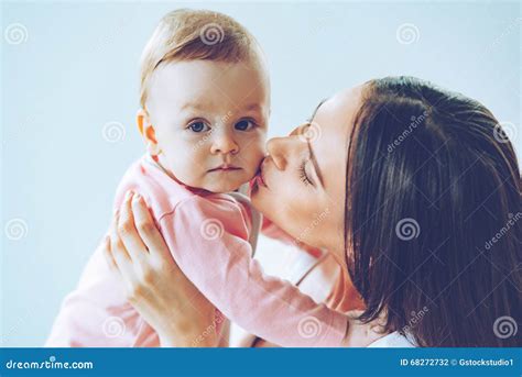 Beso de la madre foto de archivo Imagen de bebés bebé 68272732