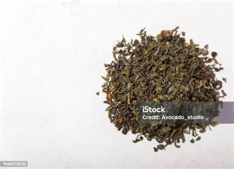 회색 질감 배경에 녹차 마른 녹차 잎 향기로운 토닉 음료 측면도 복사할 위치입니다 건강한 식생활에 대한 스톡 사진 및 기타 이미지 건강한 식생활 건조한 꽃 식물