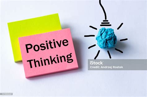 긍정적 사고 낙관적 사고 자신감 긍정적 인 태도와 열린 마음의 개념 다채로운 스티커 메모 전구 아이콘에 글자 복사 공간 접착식 메모지에 대한 스톡 사진 및 기타 이미지