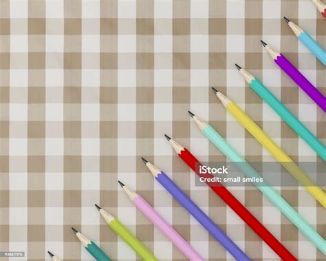 크리에이 티브 평면 디자인 직물에 많은 다채로운 연필의 타탄 체크 무늬 패턴 배경을 하다 최소한의 아이디어 개념입니다 개념에 대한 스톡 사진 및 기타 이미지 Istock