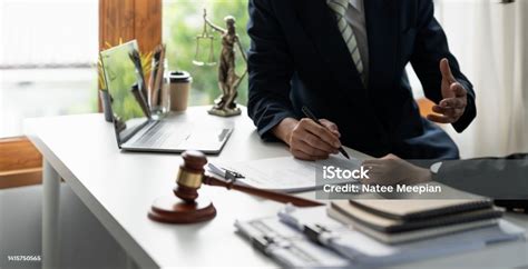 클라이언트 고객 계약을 서명 하 고 법정 사무실 법률 서비스 개념에서에서 책상에 법률 컨설턴트 노트북 컴퓨터와 나무 판사 망치 공증인 또는 법무부 변호사와 사업 논의 모임에