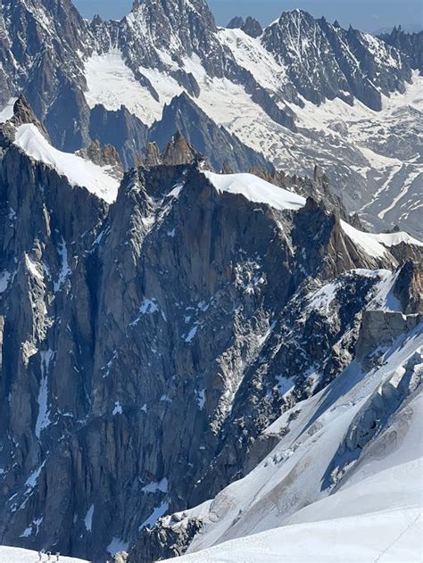 집 밖의 감기 겨울 경치 경치가 좋은 계절 고산 등반 광야 구름 높이 눈 눈 내리는 눈 덮인 눈이 덮여 동계 스포츠 등산 로키산맥 모험