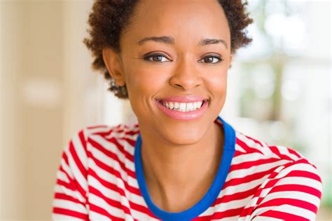 아름다운 젊은 아프리카 계 미국인 여자 미소 자신감 에 카메라 보여주는 치아 건강한 생활방식에 대한 스톡 사진 및 기타 이미지 건강한 생활방식 곱슬 머리 긍정적인