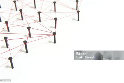 엔터티 소셜 미디어 통신 네트워크 두 네트워크 간의 연결을 연결 함께 만든 검은 손톱 및 빨간색 스레드 연결 하는 흰 종이에 네트워크 시뮬레이션 0명에 대한 스톡 사진 및
