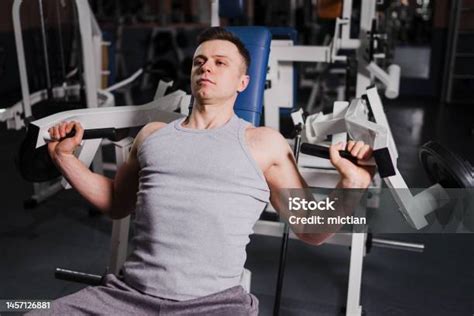 벤치 프레스에서 아령으로 가슴을 운동하는 운동 선수 체육관에서 운동하는 강한 잘 생긴 남자 벤치프레스에 대한 스톡 사진 및 기타 이미지 Istock