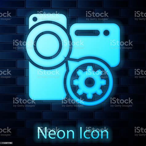 빛나는 네온 비디오 카메라와 기어 아이콘 벽돌 벽 배경에 고립 조정 응용 프로그램 서비스 개념 설정 옵션 유지 보수 수리 고정