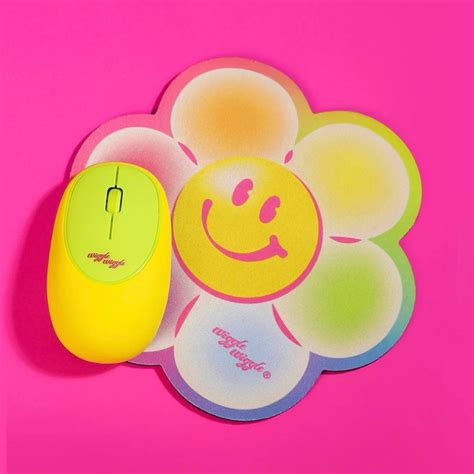 พร้อมส่ง🌈 Wiggle Wiggle แท้ 100 แผ่นรองเมาส์ Mouse Pad รอยยิ้มสดใส