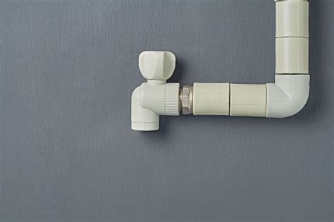 폴리 프로필렌 물 파이프 라인과 난방 라디에이터 수도꼭지는 작업장에서 어두운 콘크리트 책상에 놓여있다 텍스트의 공백입니다 맨 위 보기 가정 생활에 대한 스톡 사진 및 기타