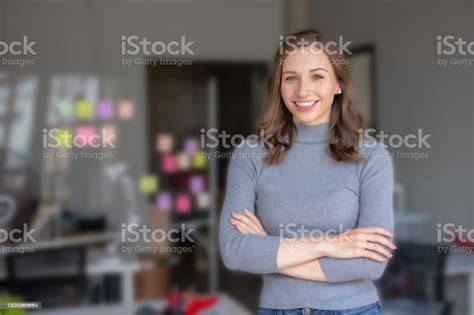 자신감 넘치는 사업가가 전문적인 태도로 사무실에 서 있다 현대 아시아 비즈니스 전문가 야심 찬 기업가 세련된 사무실 환경에서