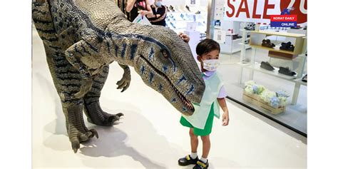 ‘ไดโนเสาร์พาเหรดเข้าเซ็นทรัลโคราช ยกขบวนมาทั้งกินพืช กินเนื้อ ตื่นตาระทึกใจกับความเสมือนจริง