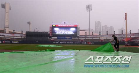 포토 폭우속 우천취소된 Kt 한화 경기