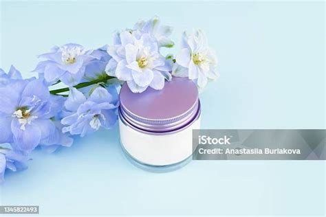 화이트 크림 블루 메탈 스크류 캡 블루 델피늄 플라워가 있는 유리 화장품 항아리 템플릿 모형 클로즈업 브랜딩용 보습제가 있는 화장품 병 블랭크 0명에 대한 스톡 사진 및