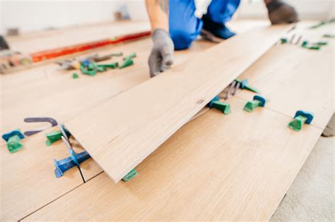 새 집의 바닥에 타일 레벨링 시스템이있는 타일을 깔고있는 특별한 유니폼을 입은 성인 수리공 20 24세에 대한 스톡 사진 및 기타 이미지 20 24세 개선 건강관리와