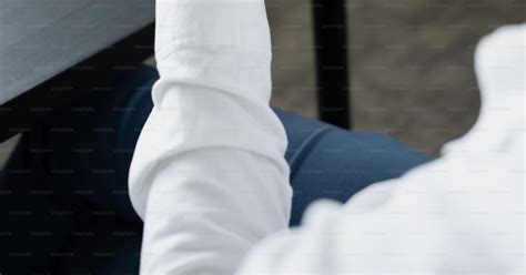 빈 화면으로 모의 휴대 전화를 들고 있는 사업가의 어깨 너머로 보기를 닫습니다 사진 Unsplash의 태국 이미지