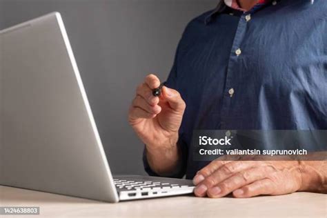 전자 서명 노트북으로 테이블에 앉아 전자 문서에 서명하기 위해 펜을 들고있는 남자 업무에서의 정보 기술 종이없는 직장 개념 개념에 대한 스톡 사진 및 기타 이미지 Istock