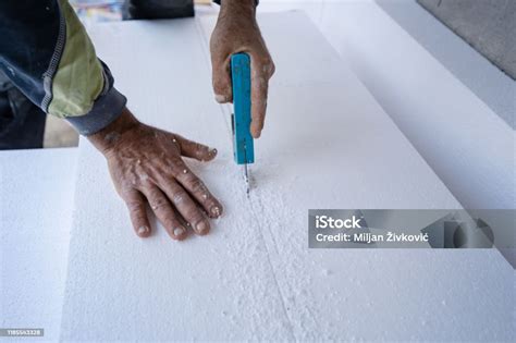 손톱을 사용하여 건설 현장에서 스티로폼 단열 패널 테이블을 자르는 공사 노동자 절연 개조 절차 폴리우레탄에 대한 스톡 사진 및 기타 이미지 Istock