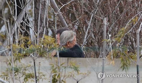 문재인 전 대통령 이재명 대표 포옹 연합뉴스