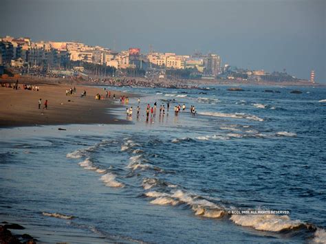 तपती रेत के अंदर 2 साल की बेटी को दबाया समुद्र के अंदर सेक्स करने की चाह में कपल ने की ये