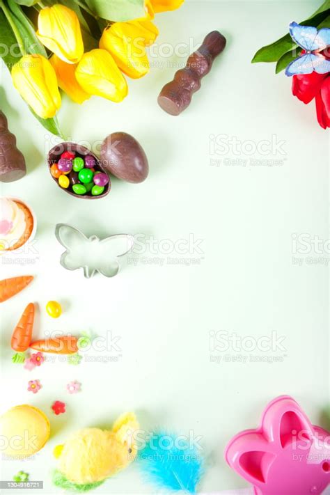 화려한 달걀 당근 사탕 컵 케이크와 부활절 세트 맨 위 보기입니다 공간을 복사합니다 개체 그룹에 대한 스톡 사진 및 기타 이미지 Istock