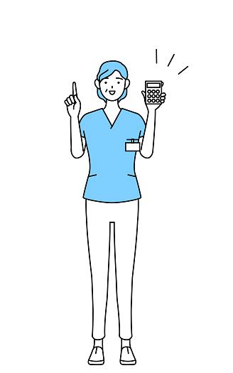 중년 수석 여성 간호사 물리 치료사 작업 치료사 언어 치료사 제복을 입은 간호 조수가 계산기를 들고 가리키고 있습니다 가계에