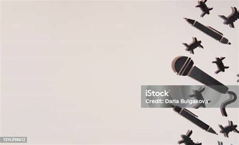 세계 언론 자유의 날 개념 5월 3일 언론의 자유를 상징하는 종이로 만든 마이크와 펜은 철조망과 금지에 저항합니다 베이지 색 배경 공간을 복사합니다 기치 매스컴에 대한 스톡