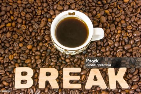 커피 브레이크 사진입니다 컵 양조 커피와 함께 볶은 커피 콩 단어 휴식 옆으로 가득 테이블 이다 아이디어 회의 세미나 교육 및