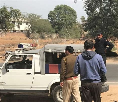 सेक्स रैकेटः होटल में चल रही थी अय्याशी 15 साल छोटे लड़के के साथ महिला Police Raid At Hotel