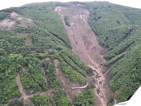 ძლიერი წვიმის შედეგად წყნეთი ახალდაბის გზაზე მეწყერი ჩამოწვა Kvira Ge